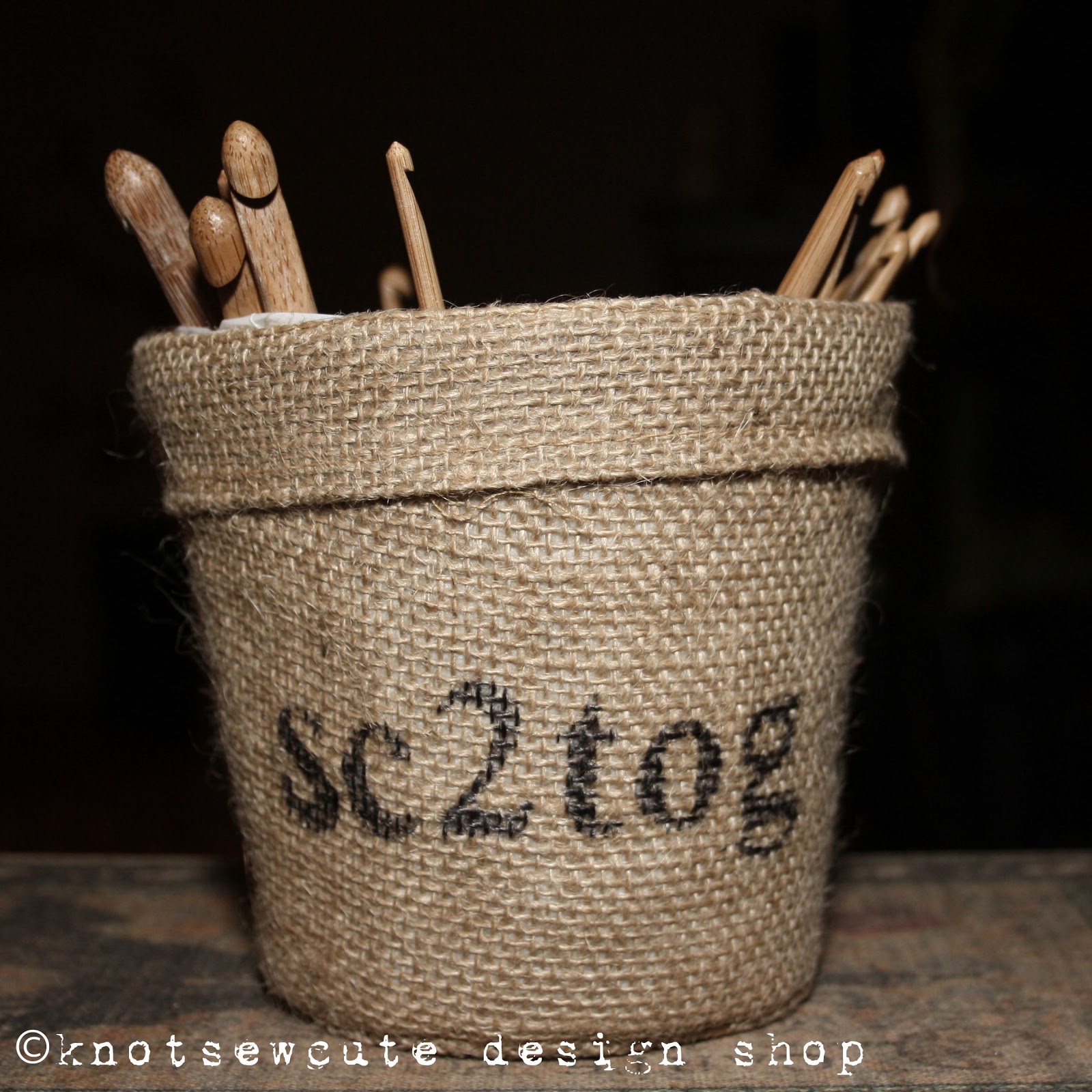 knotsewcute : storage idea for crochet hooks.
