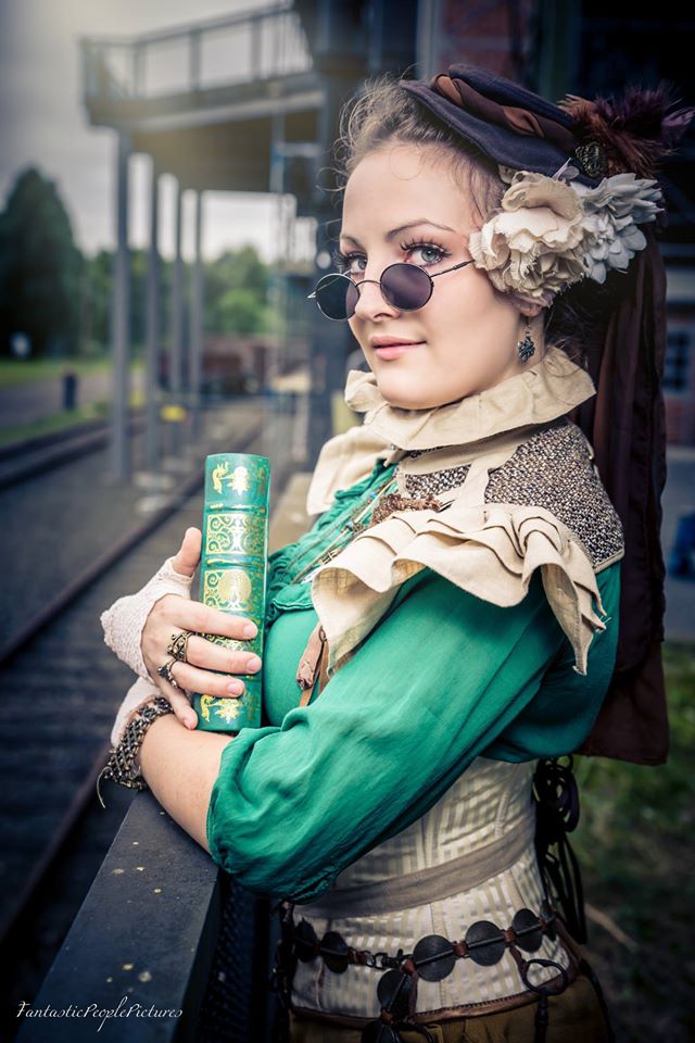 Steampunk Fashion Guide: Colorful Steampunk