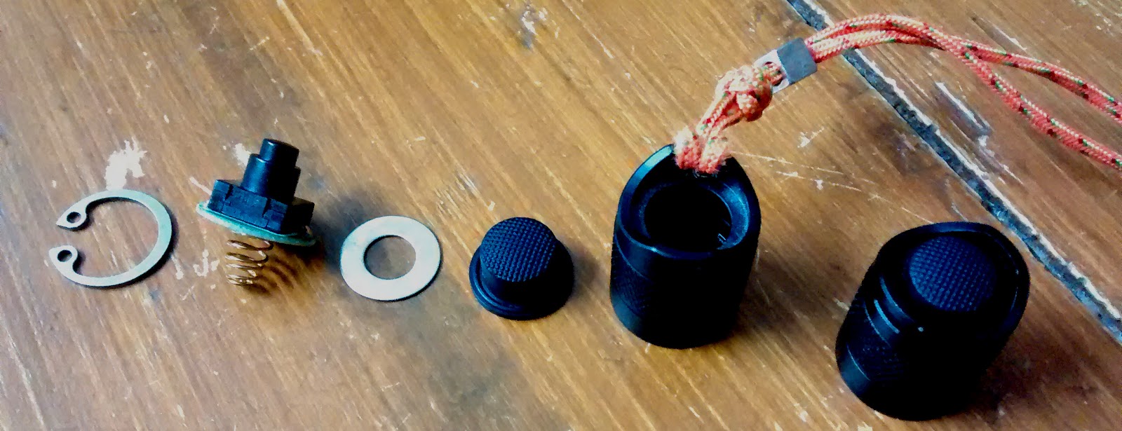 Andrux&me : Quickie #5: Inside of the Fenix LD12 tail switch