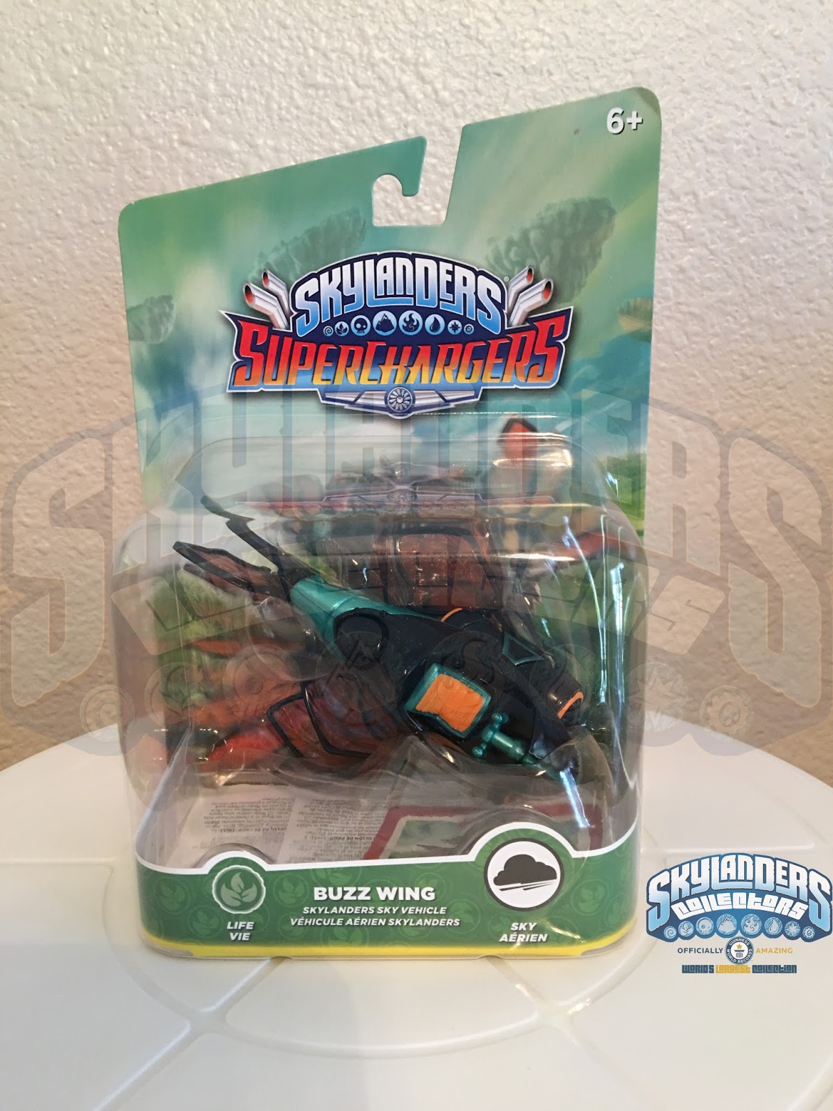 SkyLanders Collectors: Buzz Wing in hand