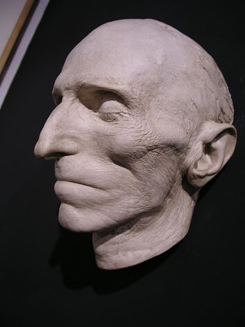 Death Masks of the Famous People (12 pics)