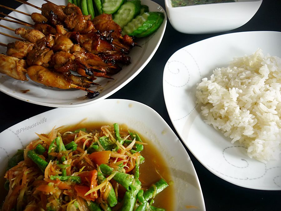 BPHouseWife: ไก่ปิ้ง/ Kai-Ping/ Chicken on Stick (step by step photos)