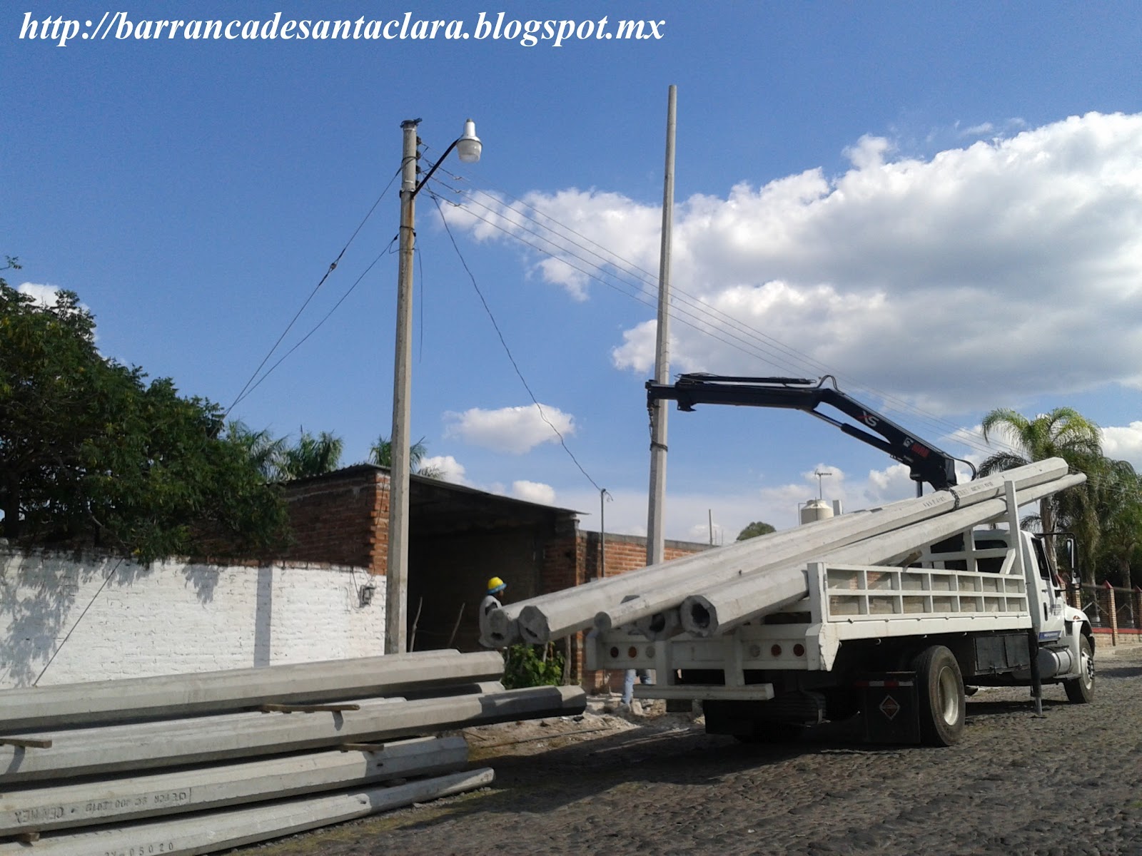 BARRANCA DE SANTA CLARA: POR FIN SE COLOCAN LOS NUEVOS POSTES DE CFE