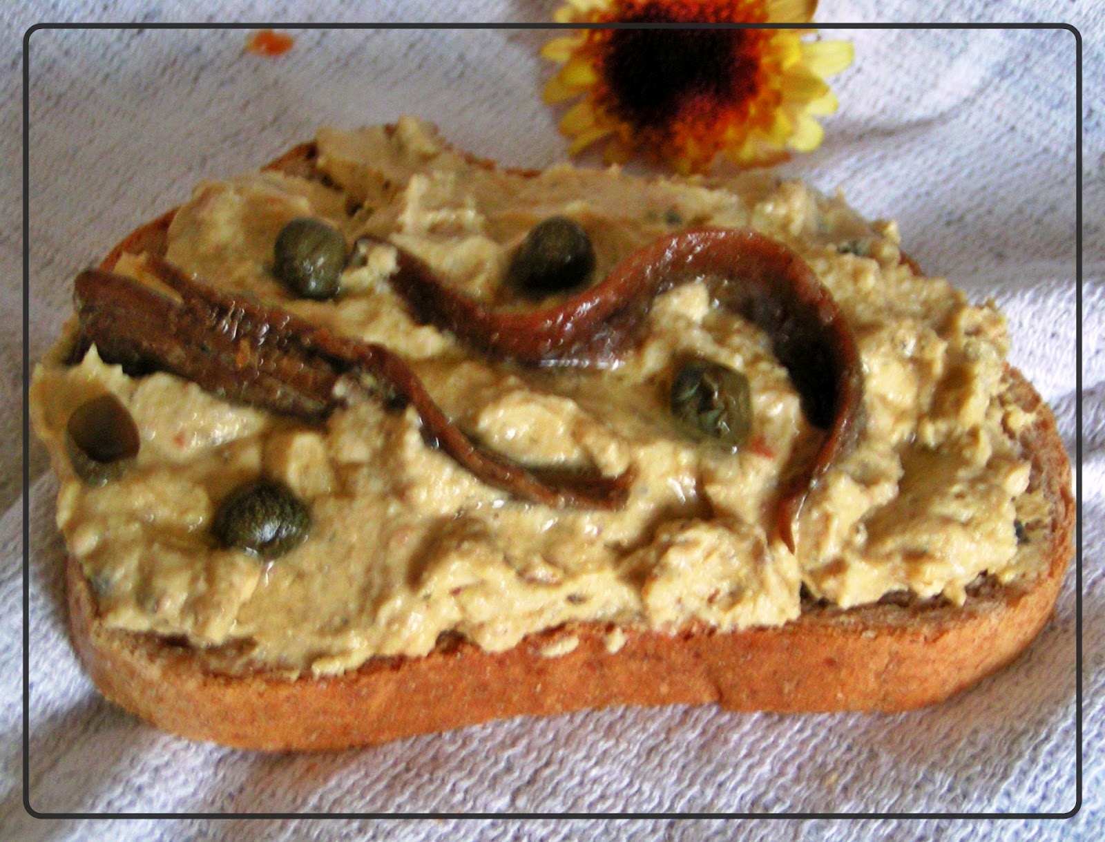 PASIUNI: TARTINE CU PASTA DE SOMON AFUMAT SI ANSOA