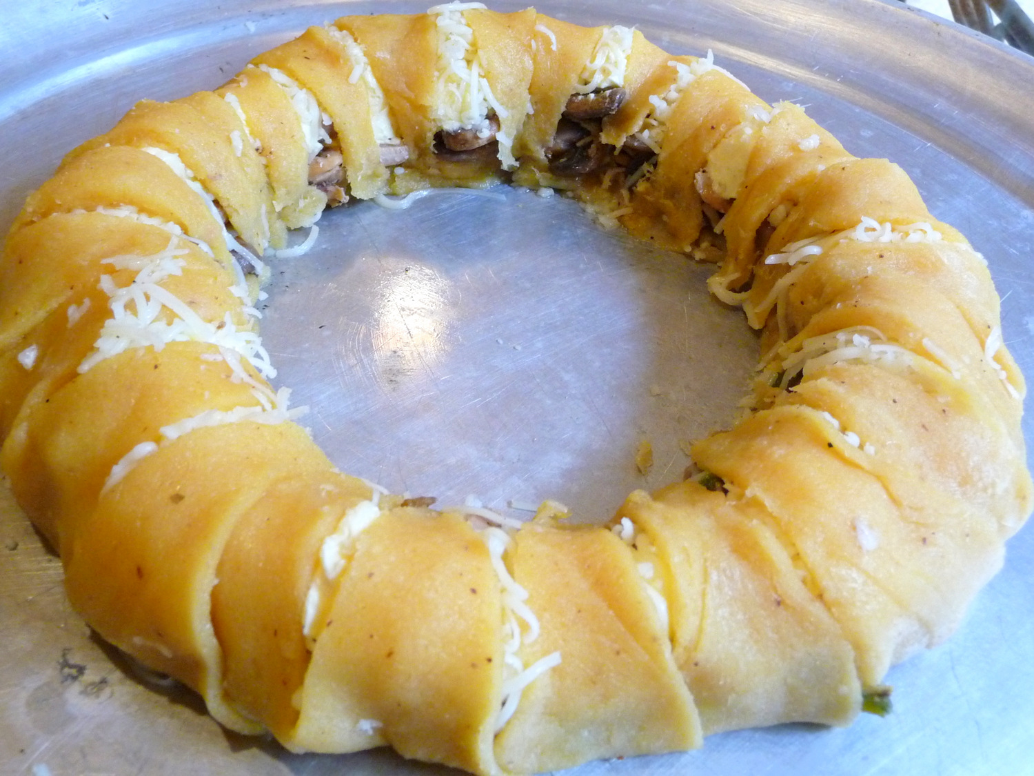 CHICKEN AND VEGGIE MIRACLE DOUGH RING