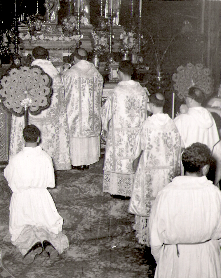 A Brief History of the Flabellum ~ Liturgical Arts Journal