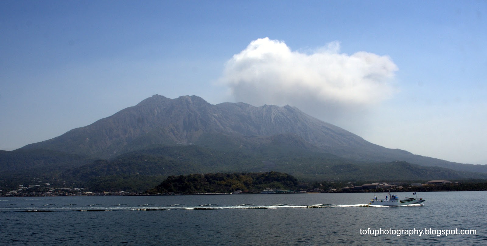 Tofu Photography: A boat and Mt Sakurajima erupting at Kagoshima, Japan