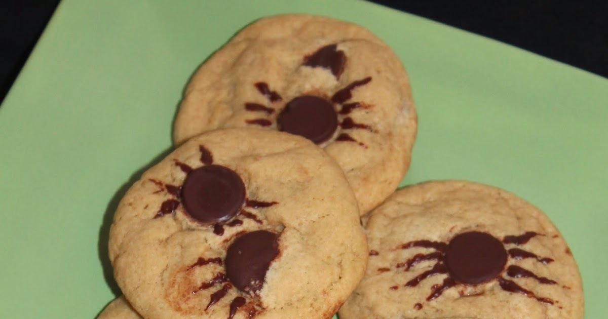Savory Moments: Spooky chocolate chip spider cookies