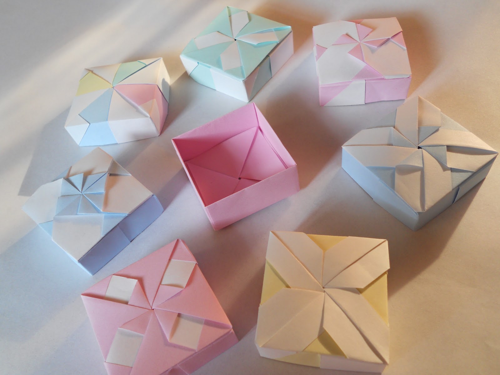 Decoratii Origami: Cutie cadou forma patrata