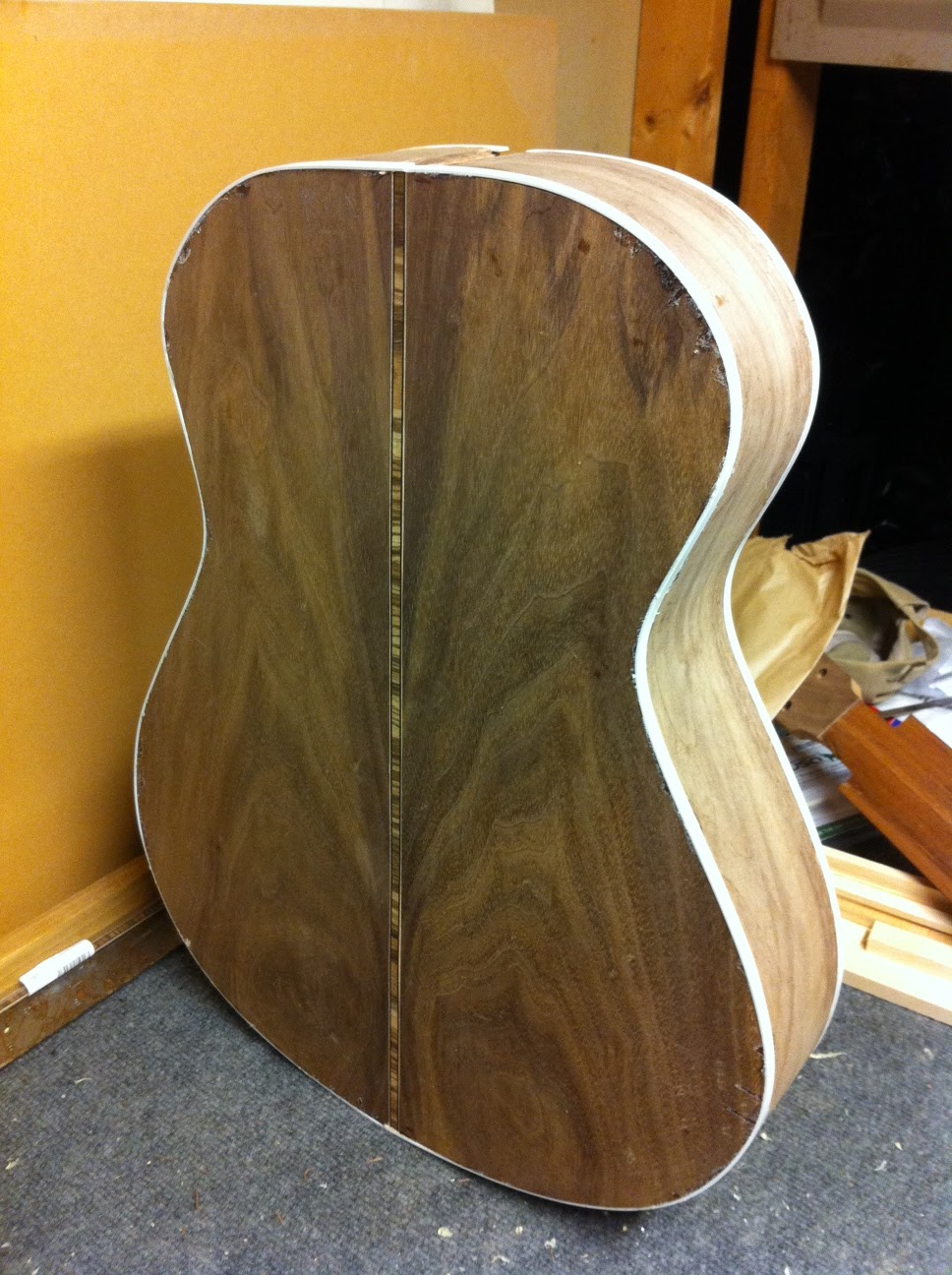 Making an acoustic guitar: Gluing the Bindings