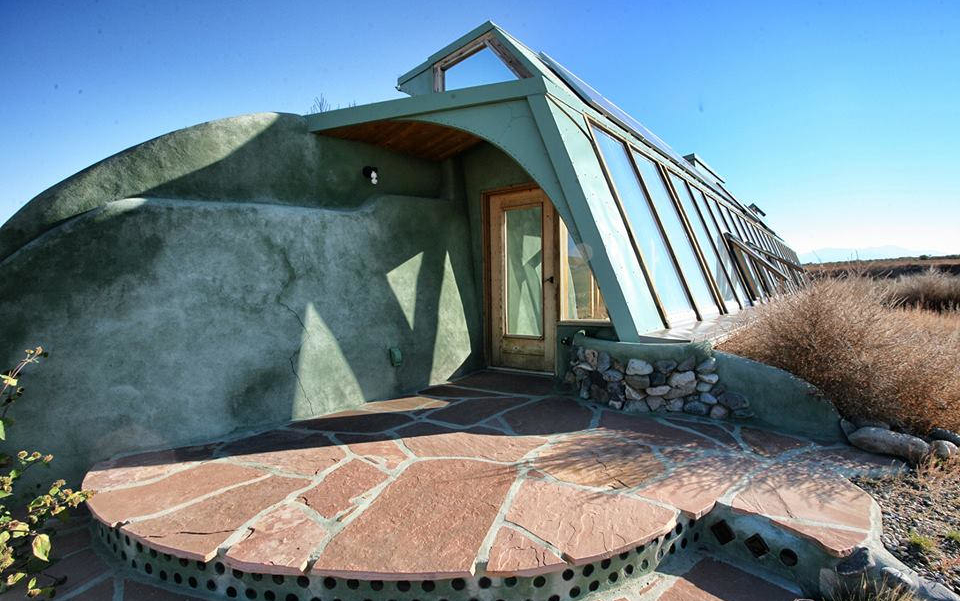 Project Gridless: 12 Examples of Earthship Off Grid Architecture