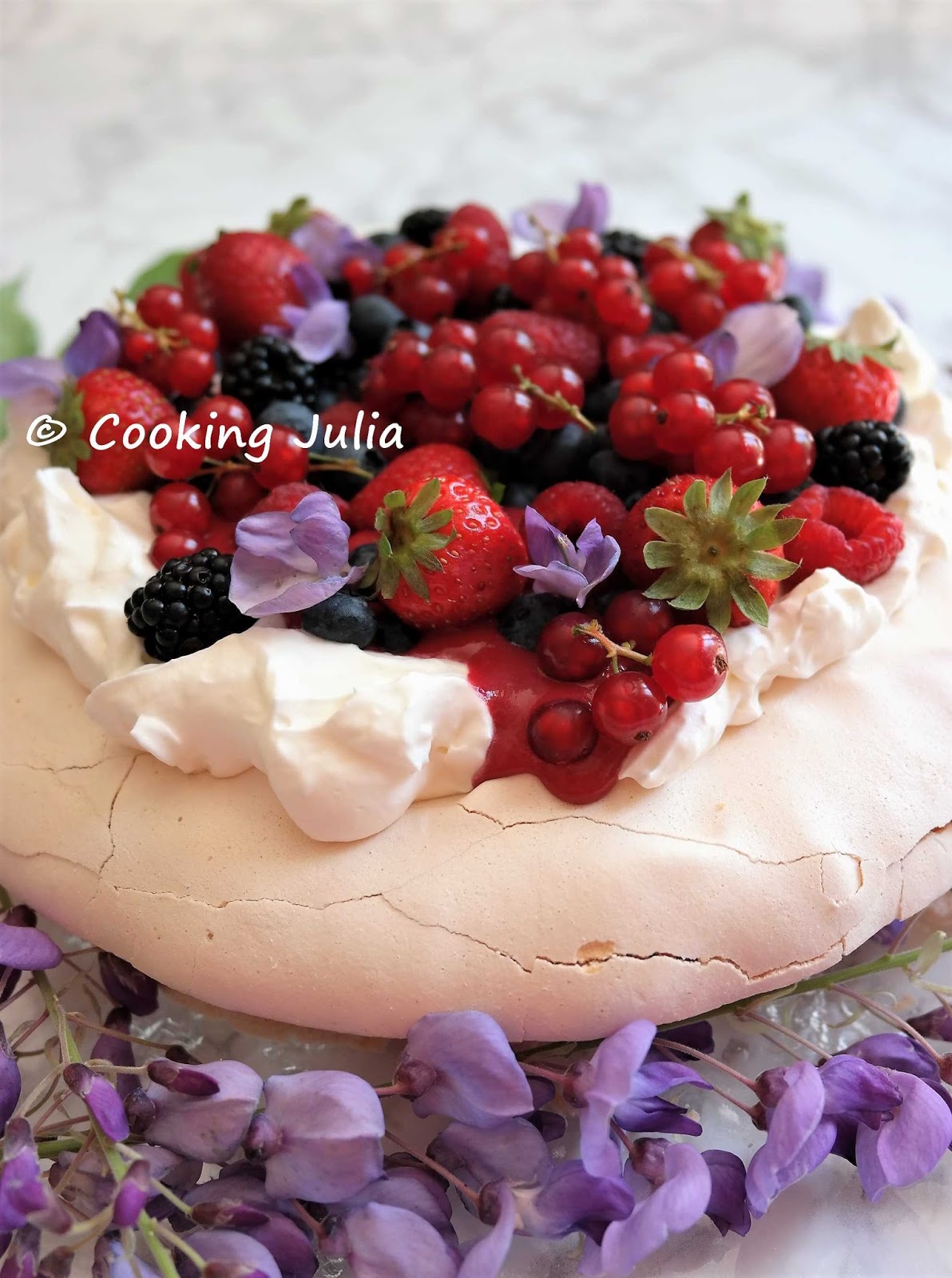 COOKING JULIA : PAVLOVA AUX FRUITS ROUGES ET CURD DE FRAMBOISE