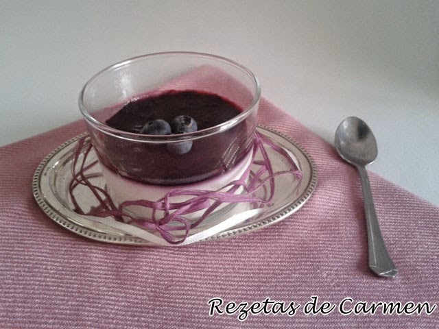 Mousse de yogurt con salsa de arándanos