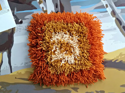 cupcake cutie: DIY latch hook wall hanging