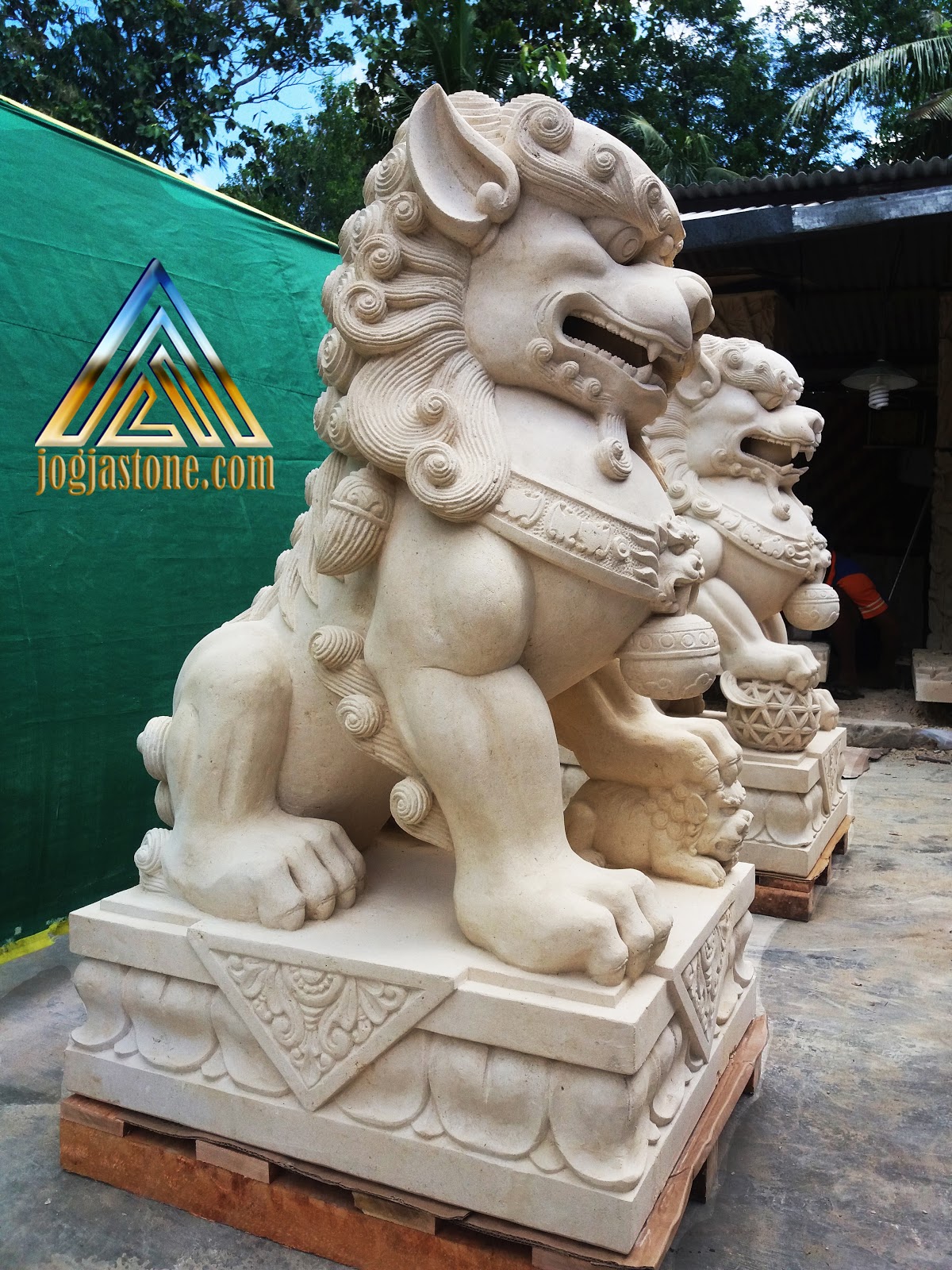 Patung singa samsi atau foo dog