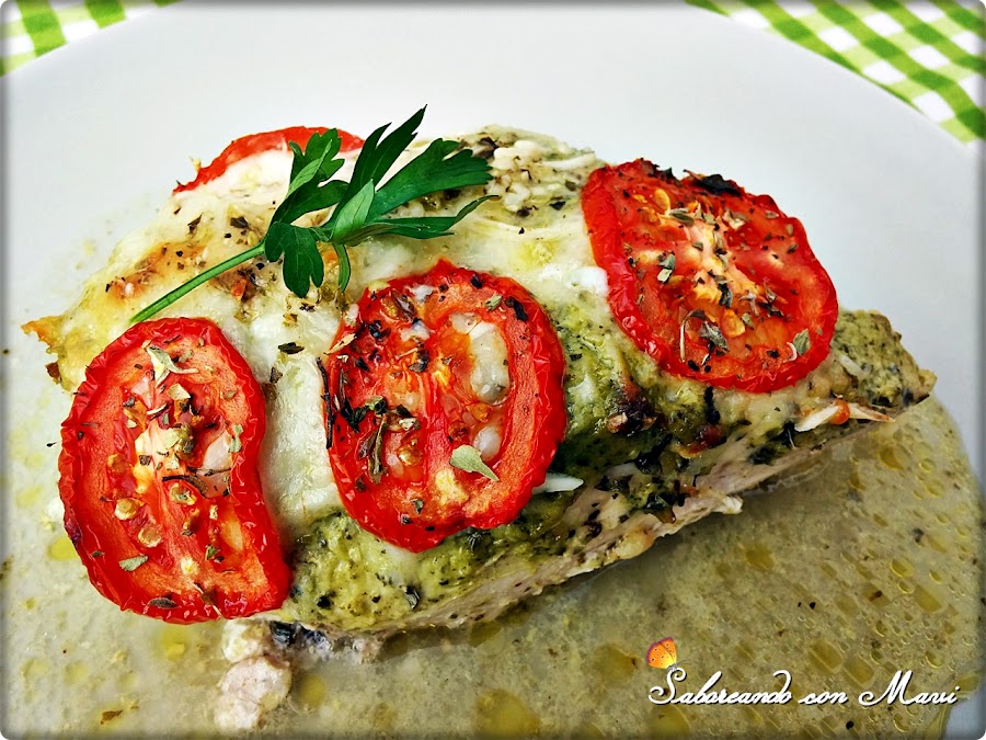 Pechugas de pollo exprés al pesto con queso y tomate | Cocina