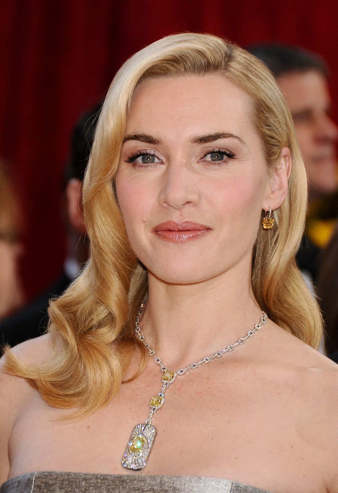 Kate Winslet's Chignon Hairstyle - Fashion and Style