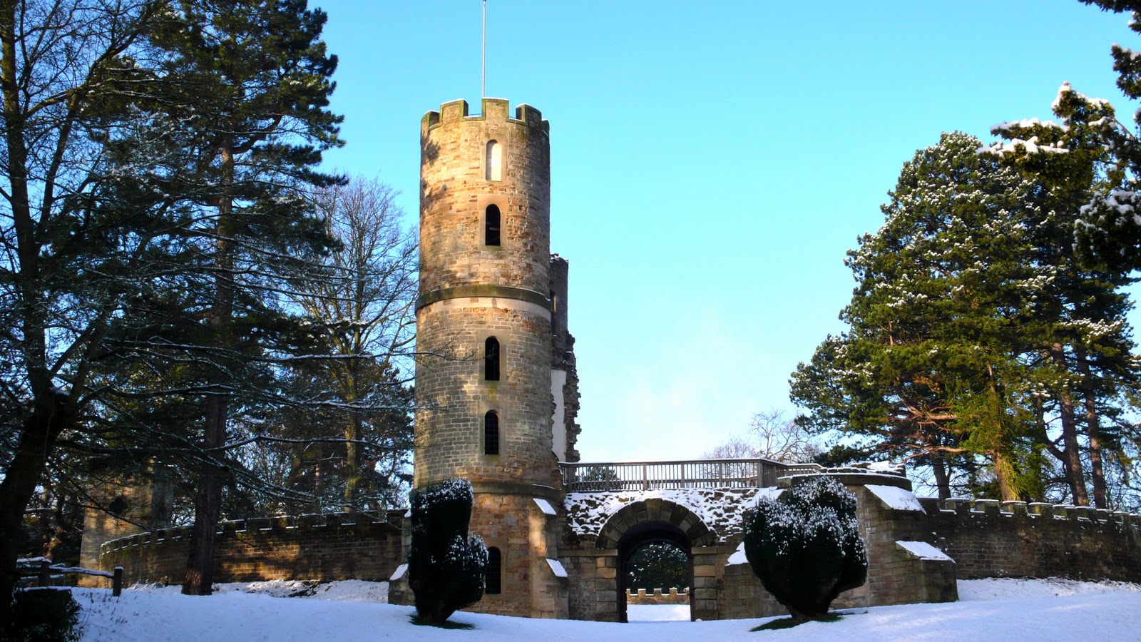 Along the path to Stainborough Castle