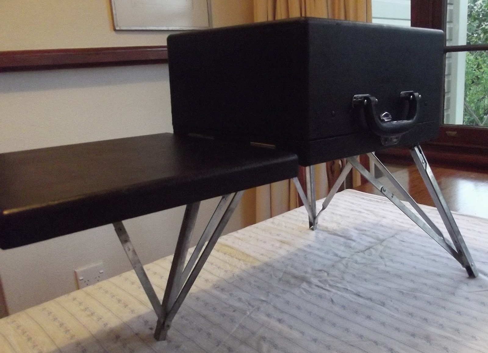 oz.Typewriter: Underwood Portable Typewriter Case Stand