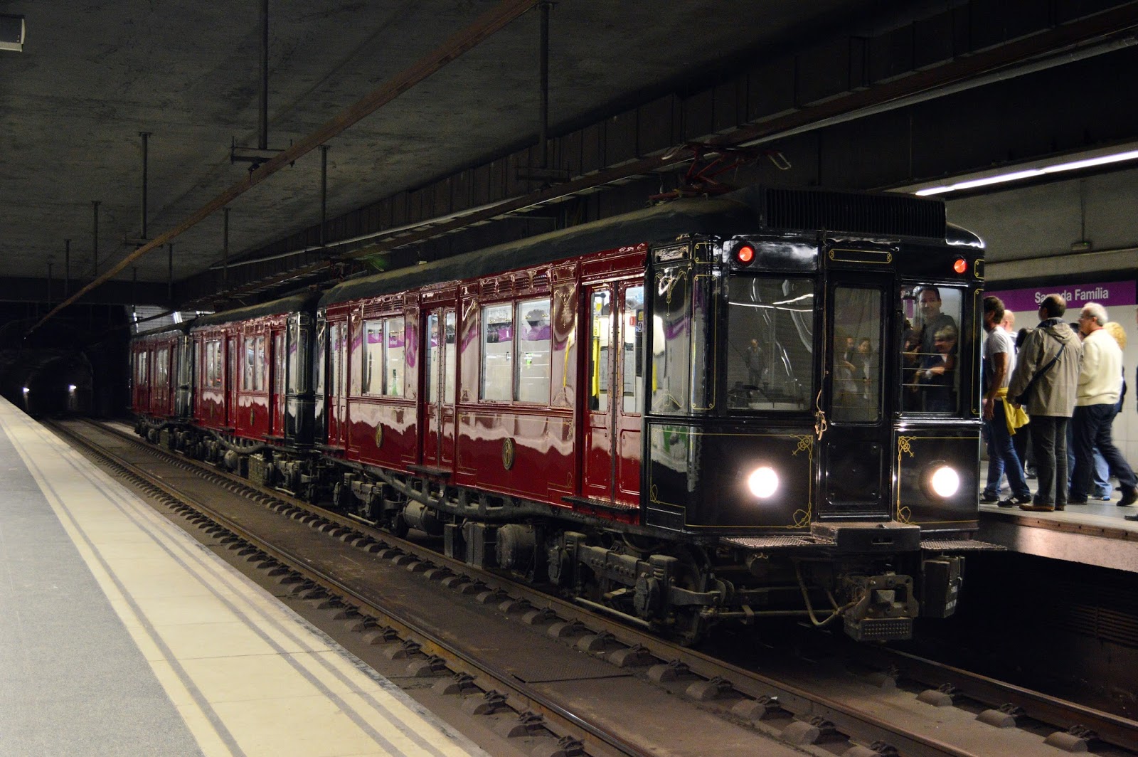 La magia del transporte: Viaje en metro histórico de Barcelona