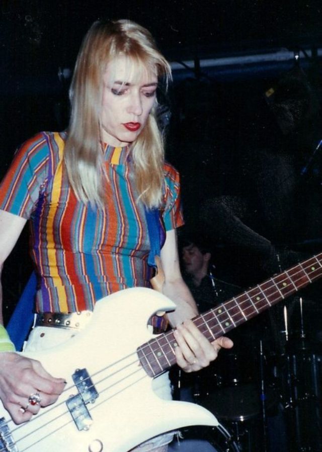 30 Amazing Photographs of a Sexy Kim Gordon of Sonic Youth on the Stage ...
