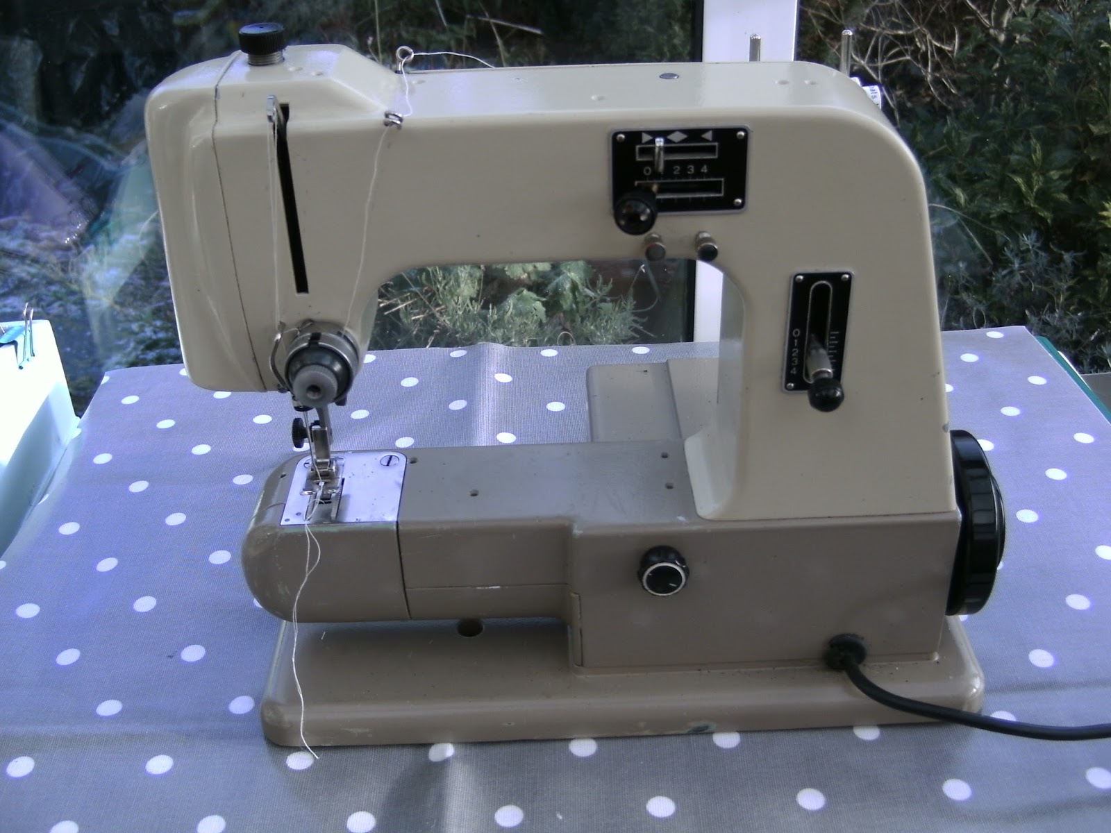 Granny's Button Box: Cresta Sewing Machine by Favta