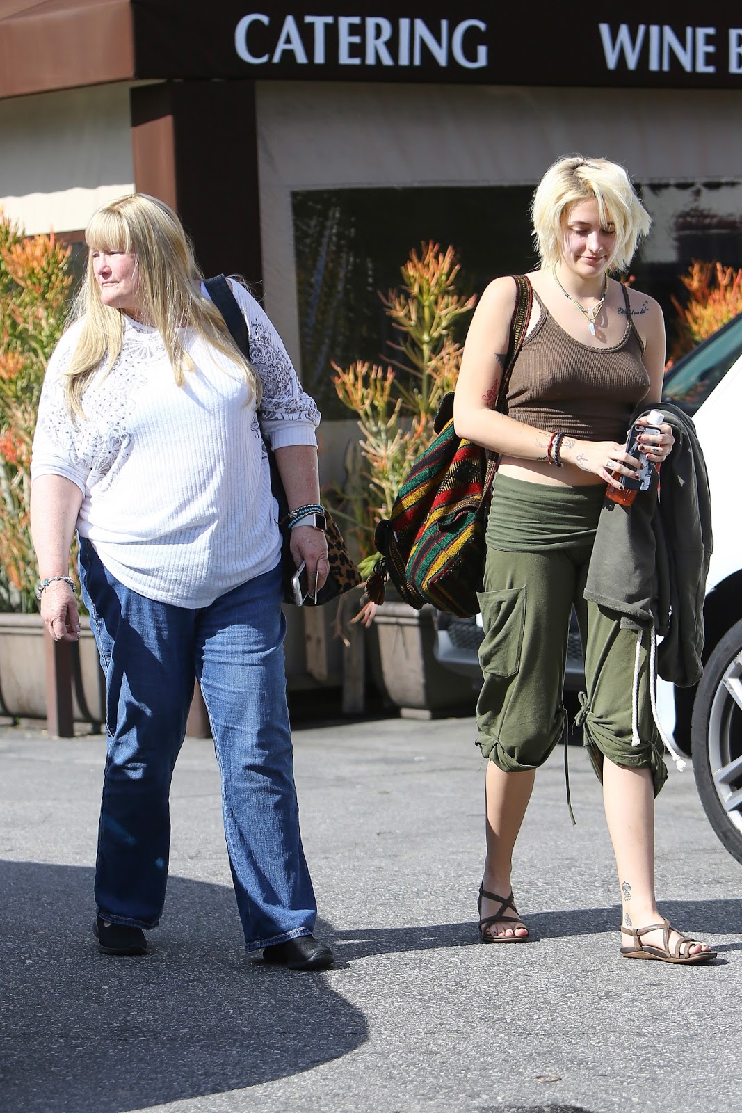 Paris Jackson passeia com a mãe na Califórnia (09/02) - Prince, Paris e ...
