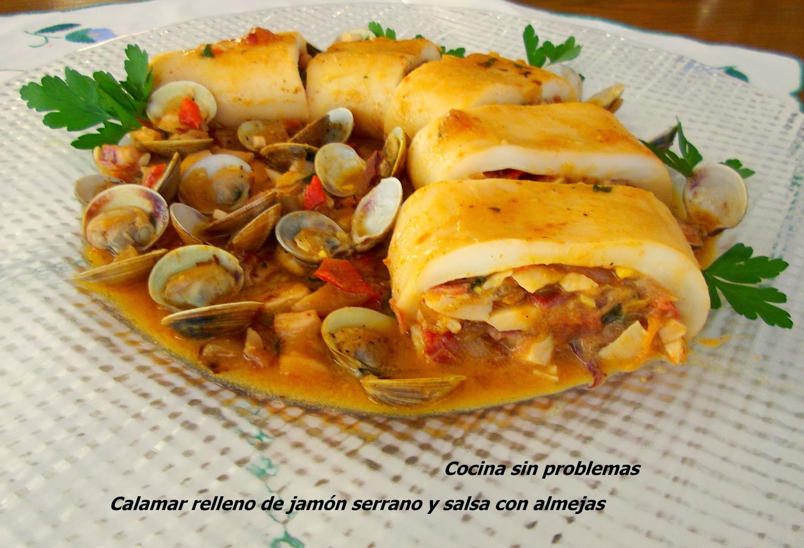 cocina sin problemas: Calamar relleno de jamón serrano y salsa con almejas.
