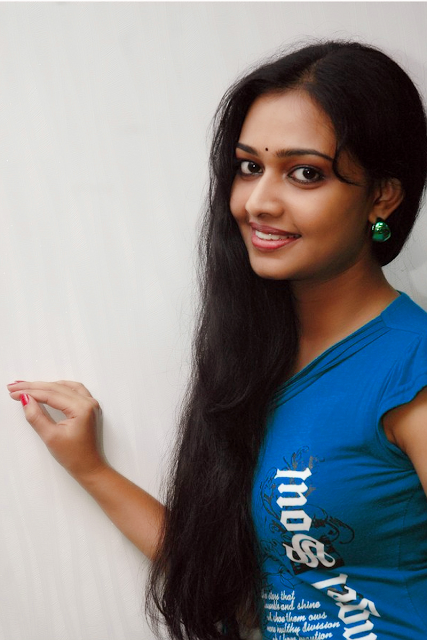DIVYA VISWANATH SERIAL ACTRESS IN BLUE T-SHIRT SPICY IMAGES ...