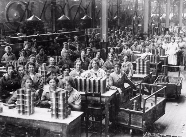 30 Incredible Photos of the Canary Girls, Female Munition Workers in ...
