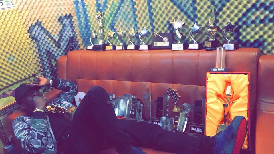 Photo: Shatta Wale flaunts his awards