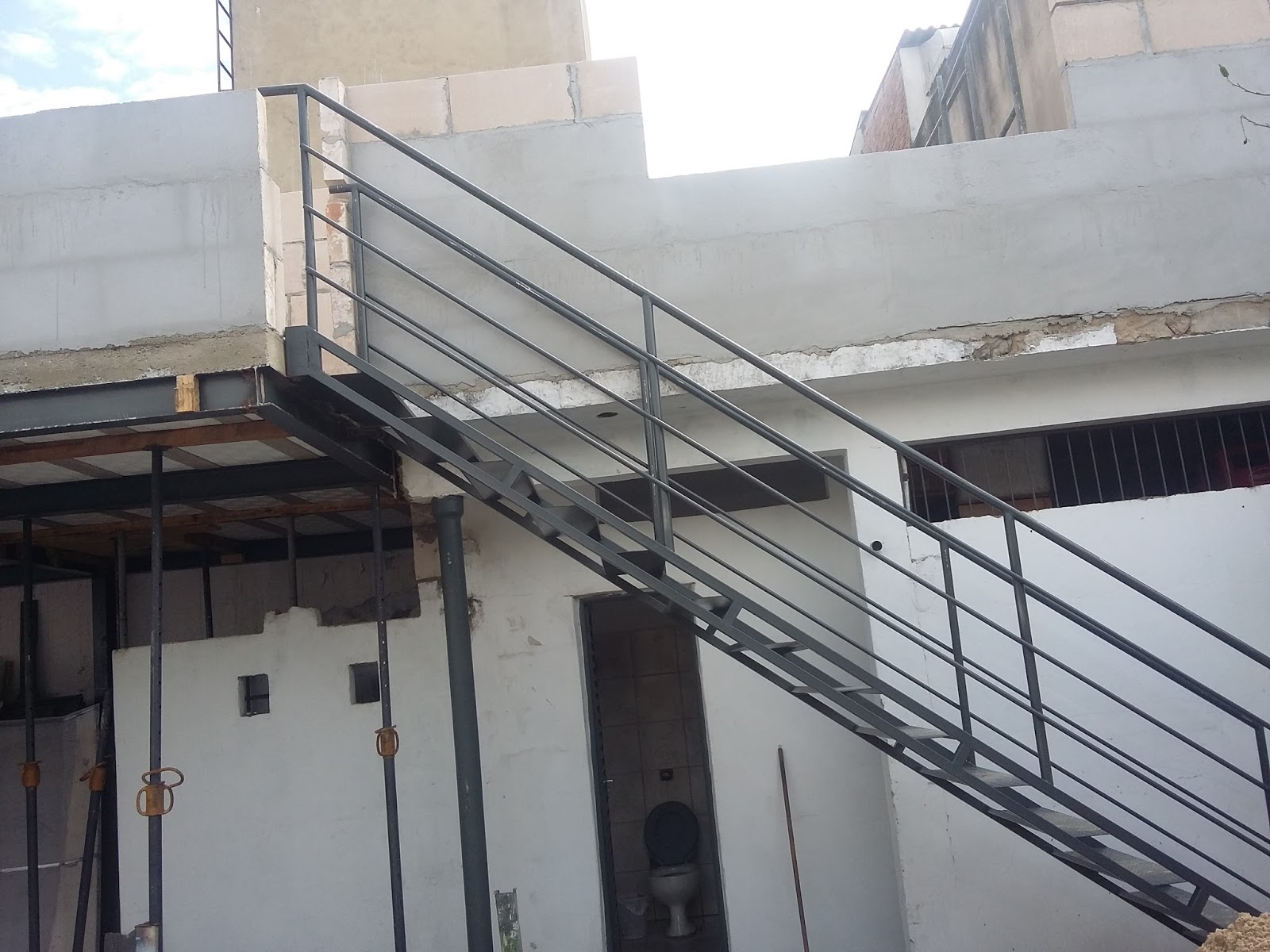 SOF SERRALHERIA OLIVEIRA E FARIA LTDA: ESCADA EM CHAPA XADREZ