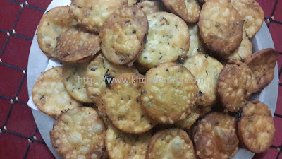 Methi Mathari - Salty Methi crackers