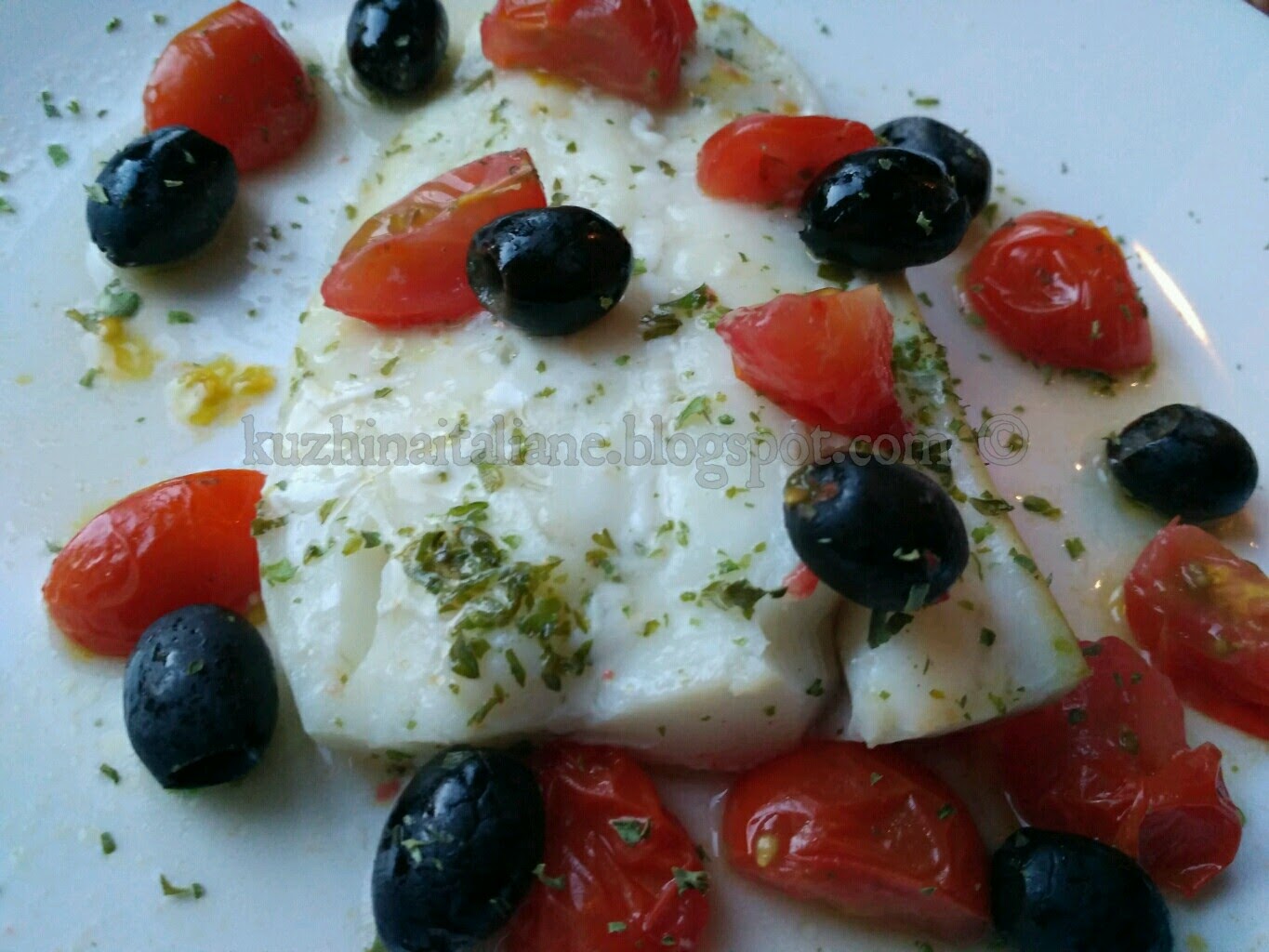 Merluc me ullinj dhe domate qershi - Merluzzo con olive e pomodorini