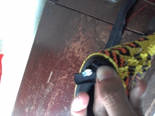 cara memperbaiki resleting dompet berbahan manik-manik yang rusak