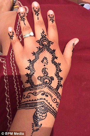 Tangan bengkak & melepuh selepas diinai (black henna) | The Reporter