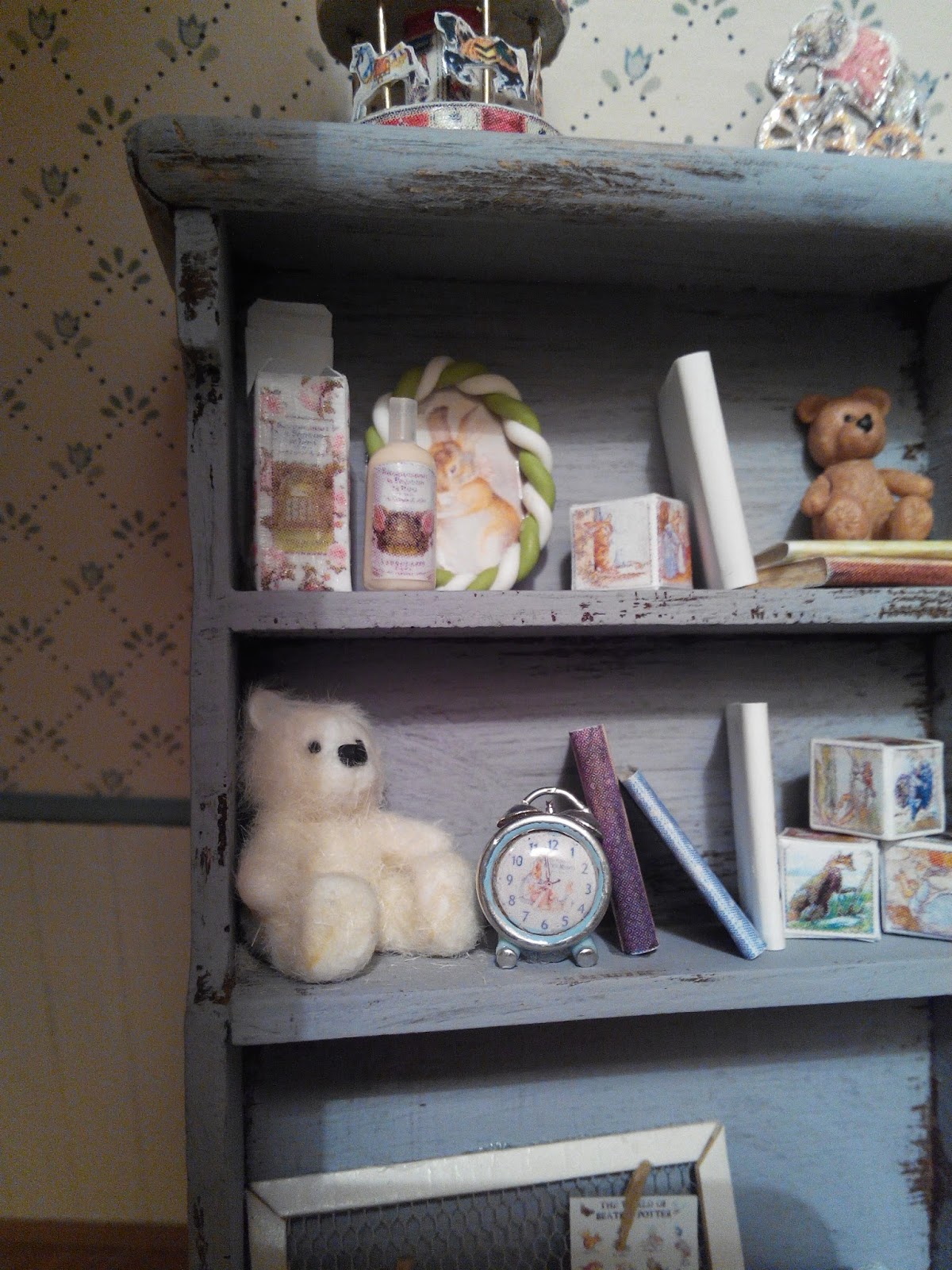 Le mini di Claudia ... Il mondo in scala 1:12: Lo scaffale azzurro