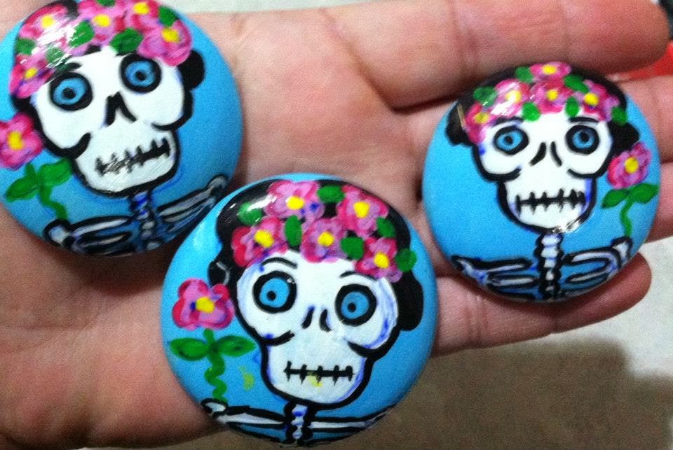 Mi Mundo Español Por Rita Condor: Calaveras pintadas en piedras