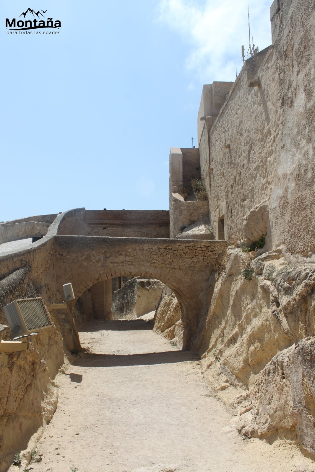 MONTAÑA PARA TODAS LAS EDADES: El Castillo de Santa Bárbara (Alicante).