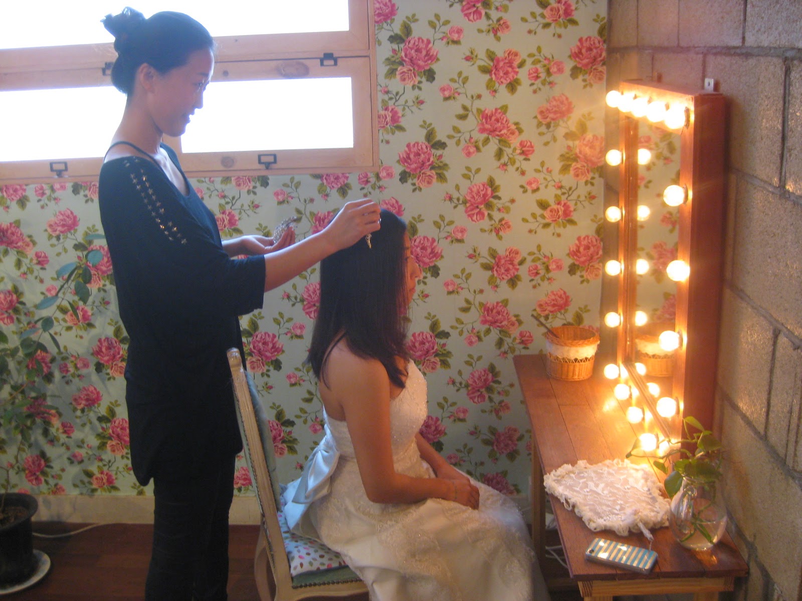 Dwaeji In Seoul: Princess Diary Cafe (wedding dress cafe), Edae