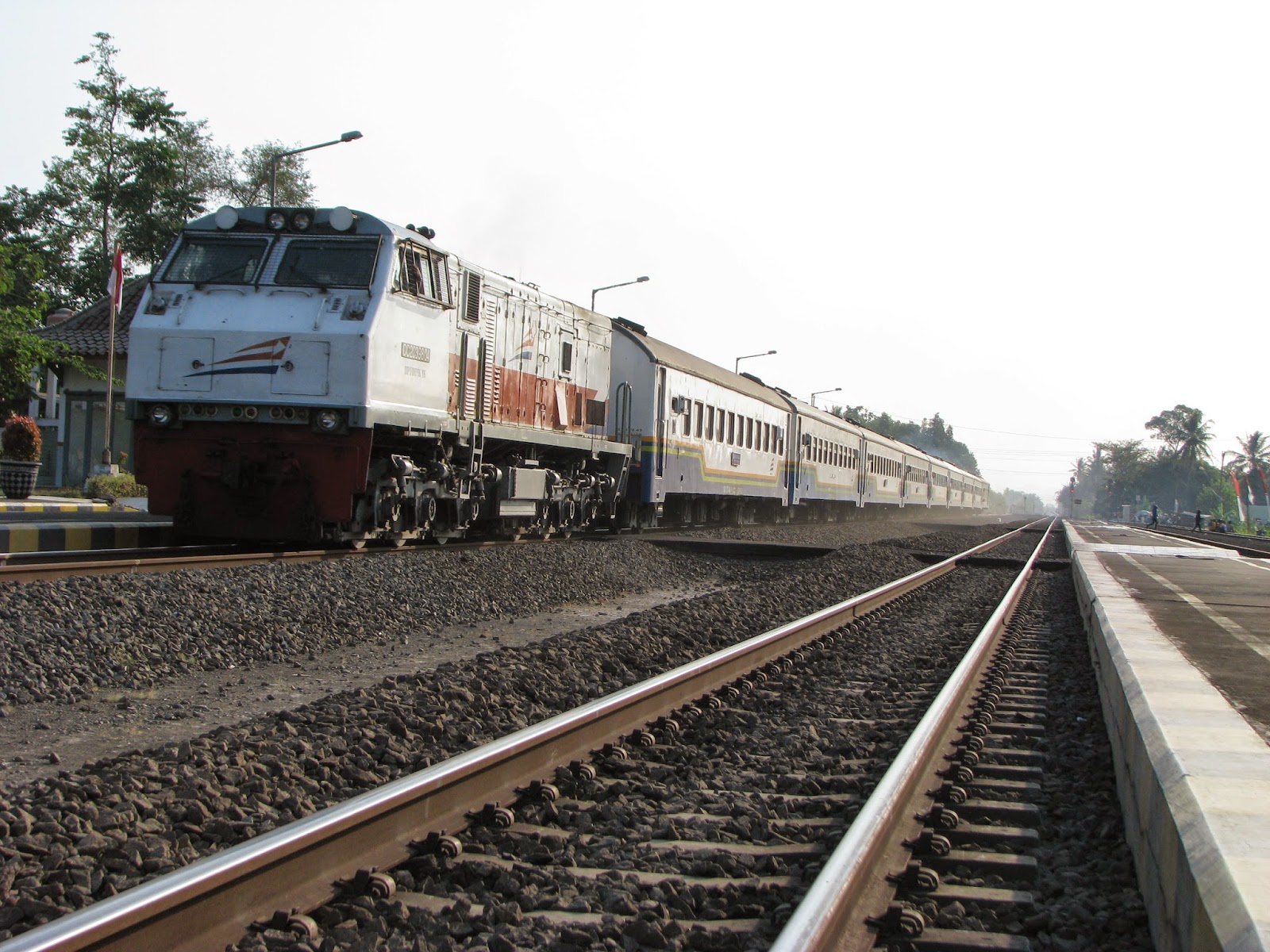 Kereta Api Indonesia: Rangkaian Kereta Api Fajar Utama Yogyakarta ...
