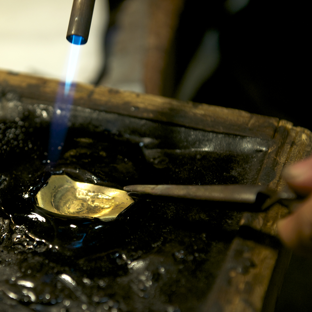 come nascono i gioielli tra racconti e reportage ...: Il cesello ...