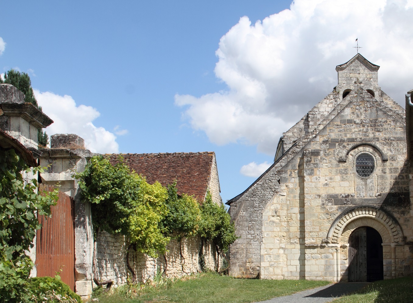 L'art roman ; passionnément: Lièze; une église sur une fondation barbare