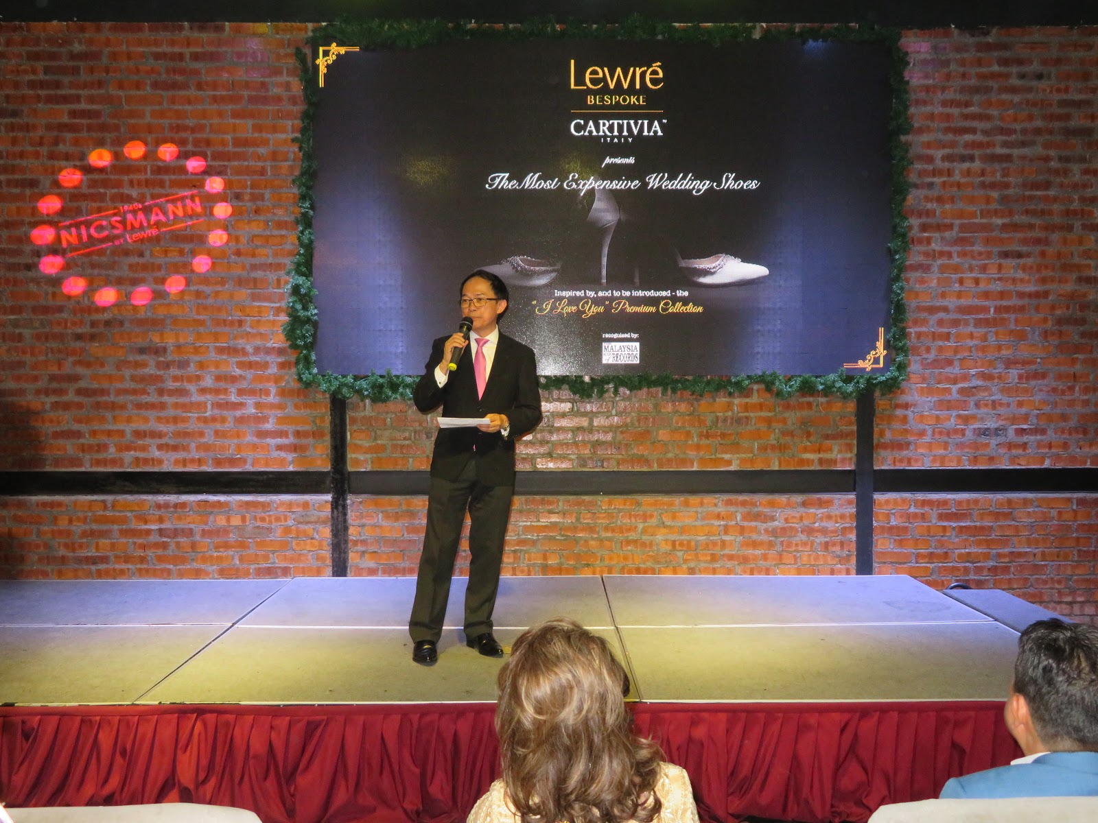 Kee Hua Chee Live!: RM5 MILLION 1,188 WHITE DIAMONDS WEDDING SHOES ...