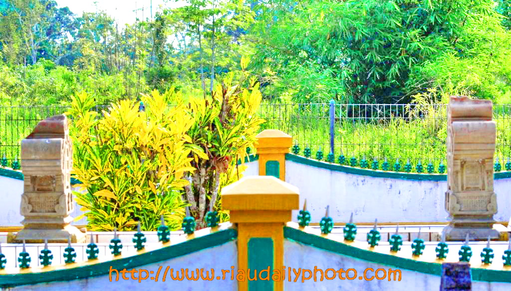 SITUS CAGAR BUDAYA KOMPLEK MAKAM RAJA-RAJA INDRAGIRI | RIAU DAILY PHOTO