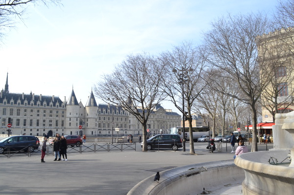 Art et glam: Sur la place du Châtelet, Paris 1er