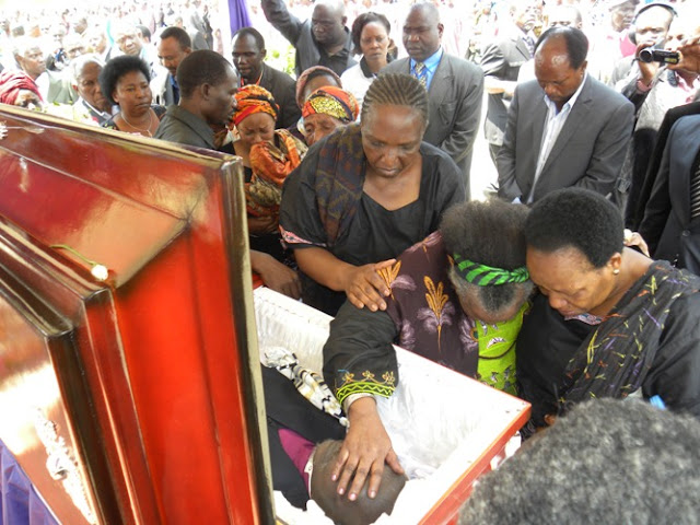 TASWIRA YA MAZISHI YA ASKOFU KANISA LA EAGT MOSES KULOLA JIJINI MWANZA ...