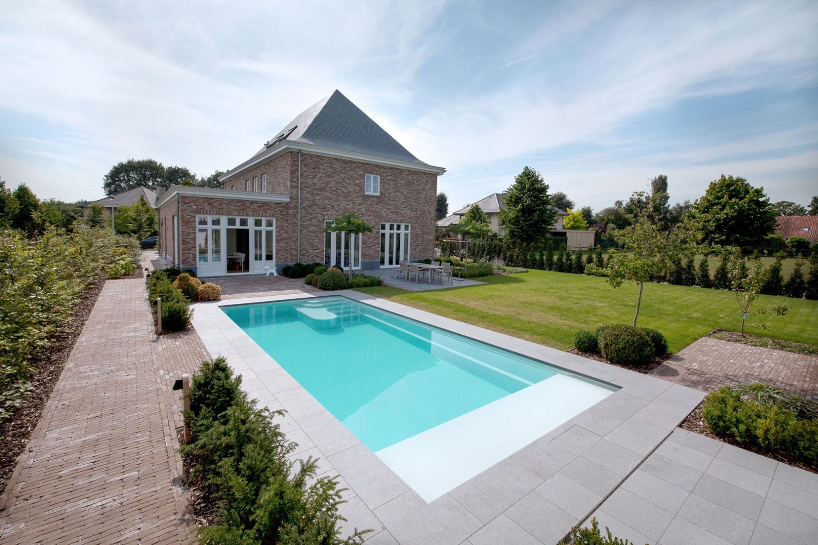 Swimmingpool i haven: Velkommen