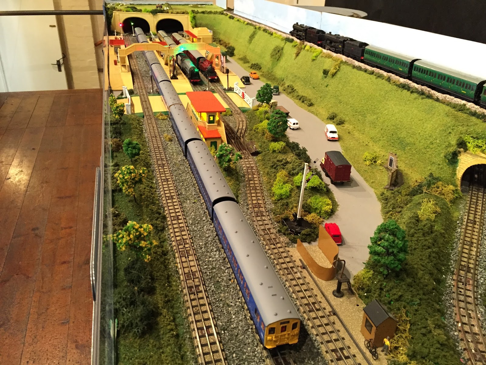 Hornby Dublo 3 Rail: Another blue EMU - continued