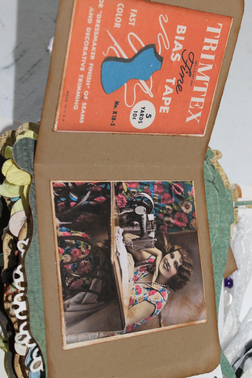 ShelbyDoodle Designs: Vintage Sewing Machine Mini Album - DT Project